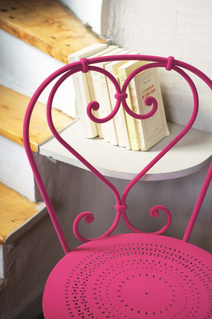 fermob_chaise_1900_fuschia_Julie Ansiau MD - DKOmag
