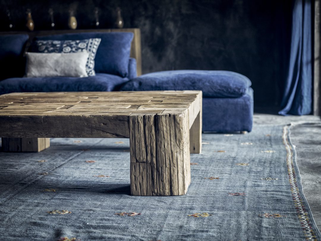 Timothy Oulton magnifie les bois centenaires en les transformant en ...